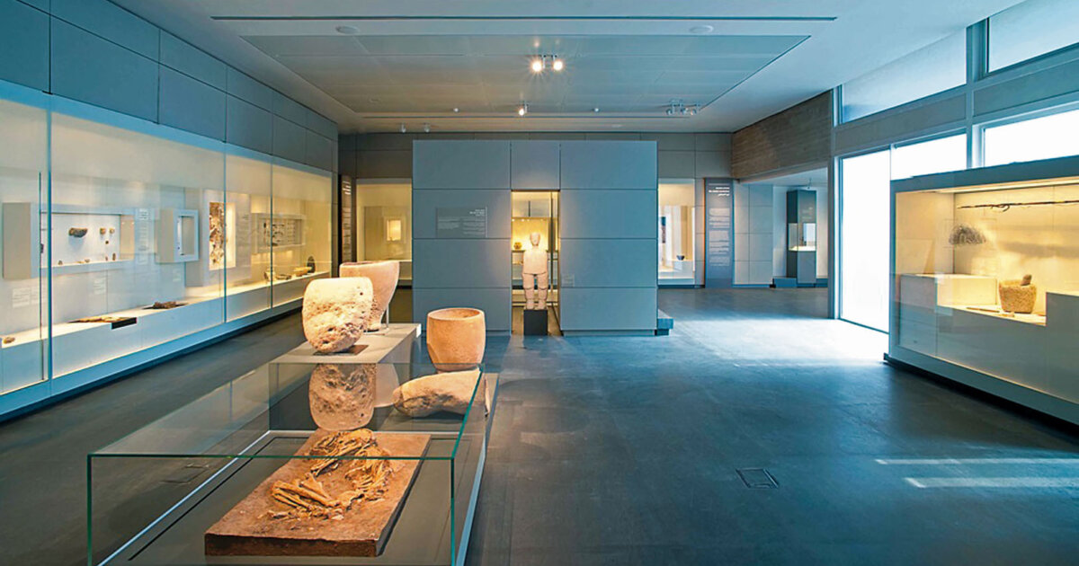 Italian-produced cabinets safeguard the exhibits of the great ...